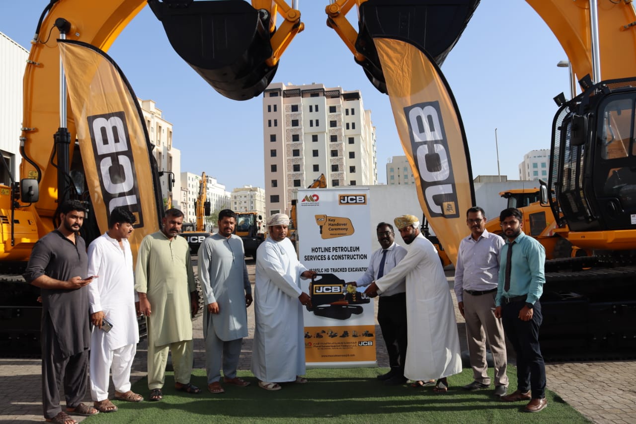 Key handing over ceremony to Hotline Pet..